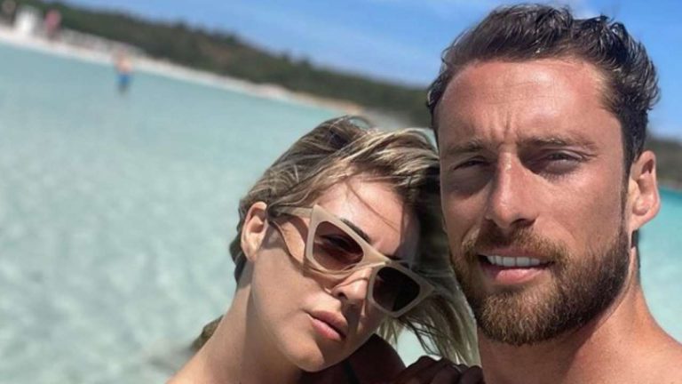 Roberta Sinopoli, il decolleté esplode: il ristorante si gira a ...